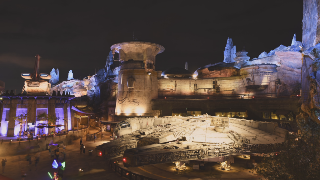 New Look At Galaxy's Edge Animatronic Technology With Galactic Builders ...